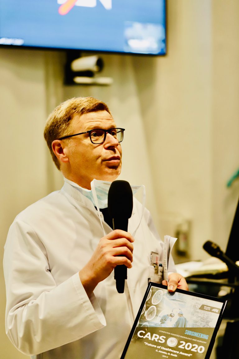 Stifter Herr Prof. Friess übergibt drei Preise im Rahmen des CARS 2020 ...