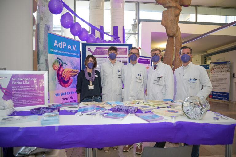 Viele Besucherinnen und Besucher informieren sich am ...