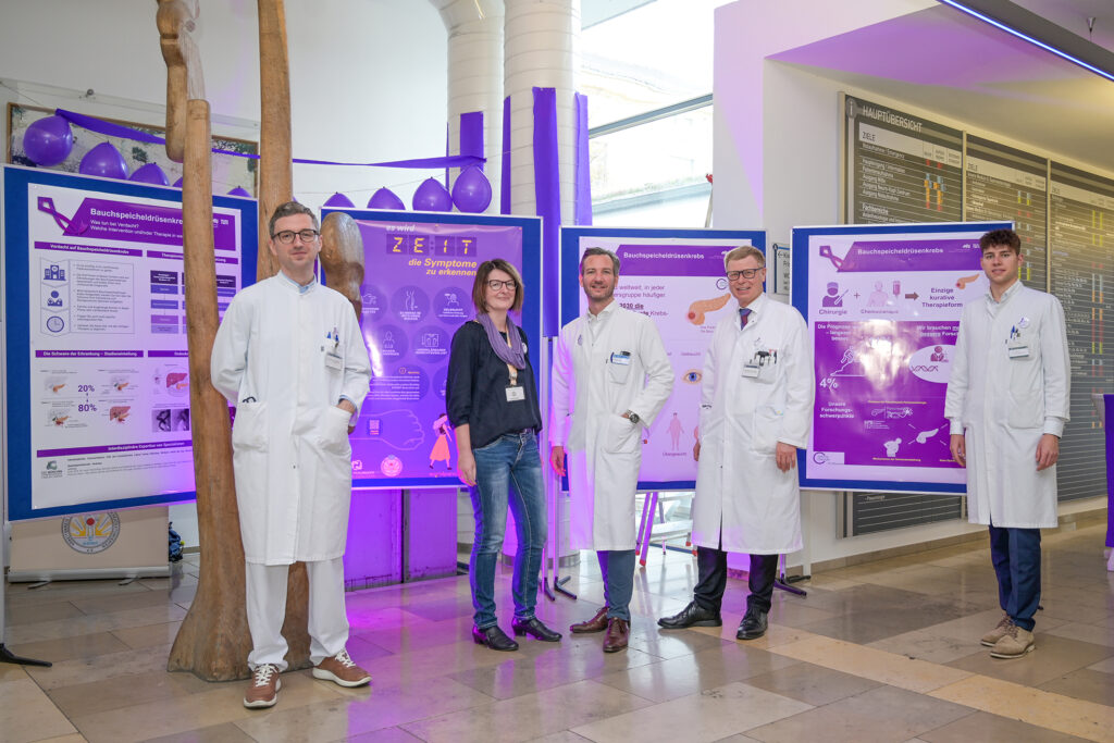 Viele Besucherinnen und Besucher informieren sich am ...