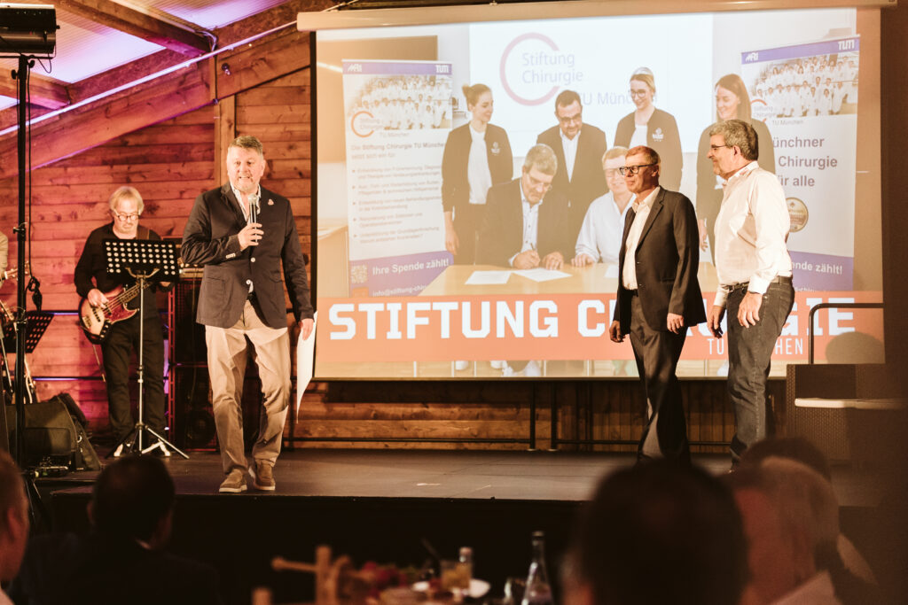 Stifter Prof. Helmut Friess nimmt Spendenscheck für Stiftung Chirurgie ...