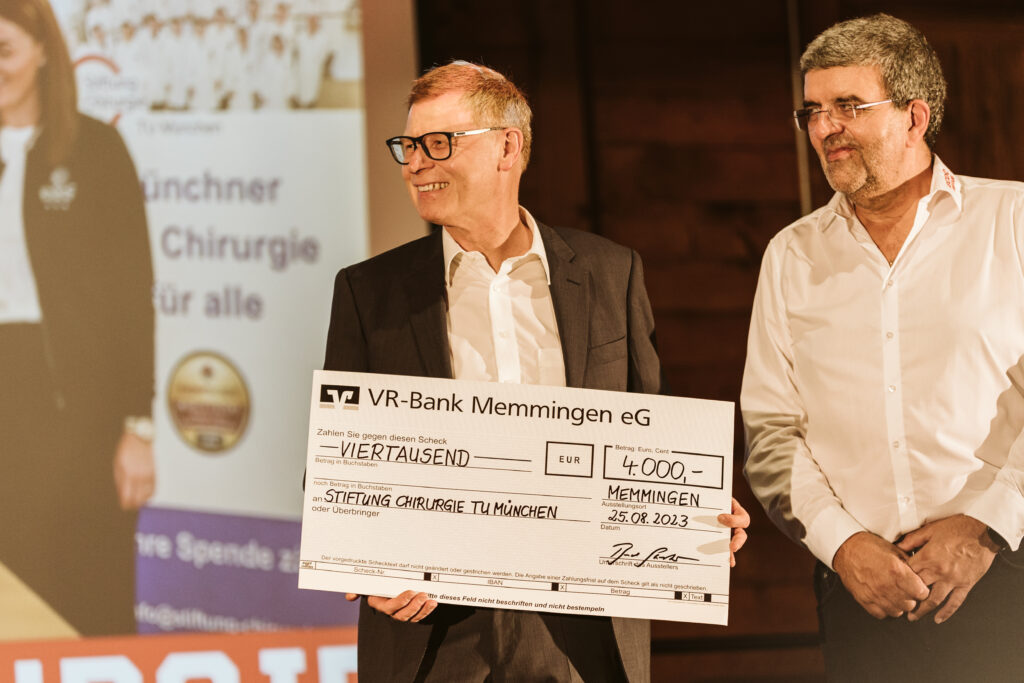 Stifter Prof. Helmut Friess nimmt Spendenscheck für Stiftung Chirurgie ...